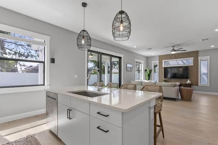 Downtown Luxury Retreat | Sleeps 14 Parking 6 Cars - Tampa, FL