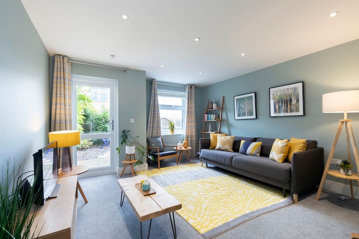 Quiet Twin Homes: 5 Beds, 3 Baths & Parking For 3 - Cheltenham