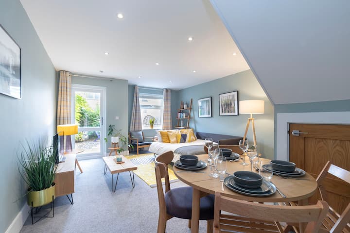 Quiet Twin Homes: 5 Beds, 3 Baths & Parking For 3 - Cheltenham