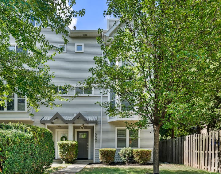 Stunning 4-story Home | Sauna | Parking | Walkable - Forest Hills, PA