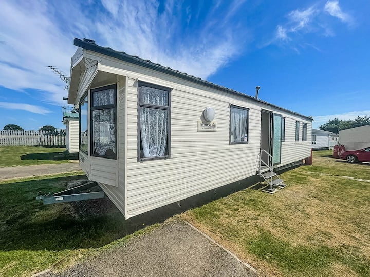 Homely Caravan At Highfield Grange Ref 26445ba - Clacton-on-Sea