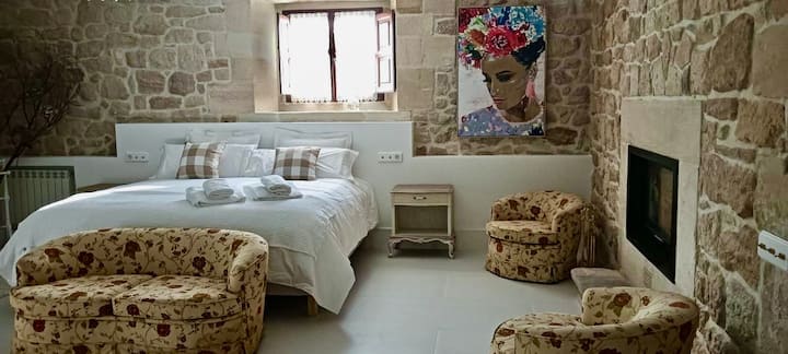 Exclusividad. Oye Tu Corazón, Siente Casa Susurro - Santillana del Mar