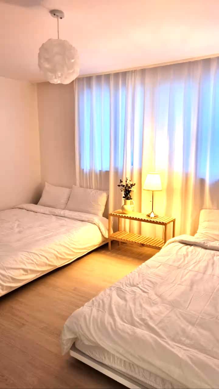 명동 도보 10분#동대문ddp1역#n타워#경복궁3역#광장시장,2룸 ,퀸침대3,화장실1 - Seoul