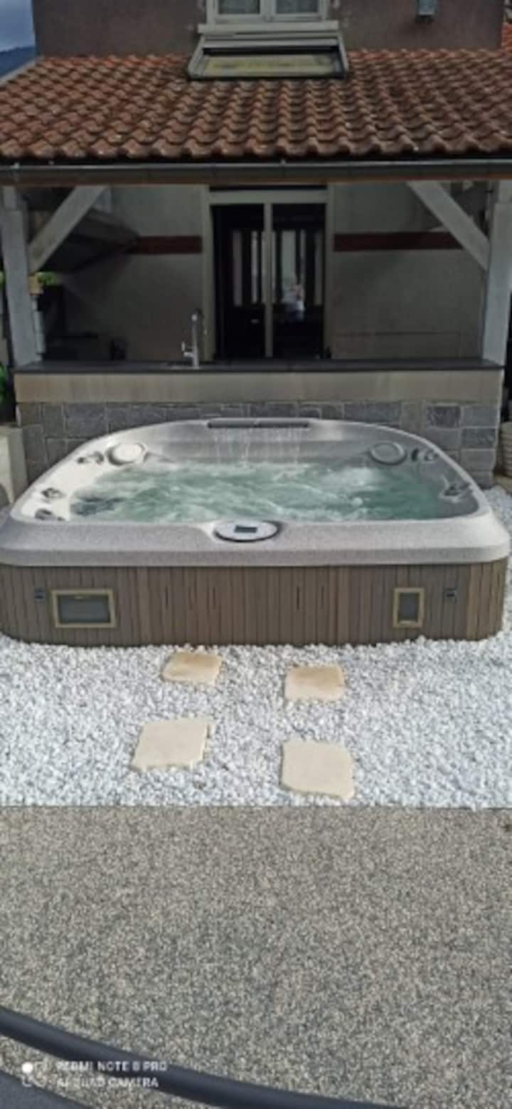 Maison  En Ville Avec    Jacuzzi, Piscine, Parking - Albertville