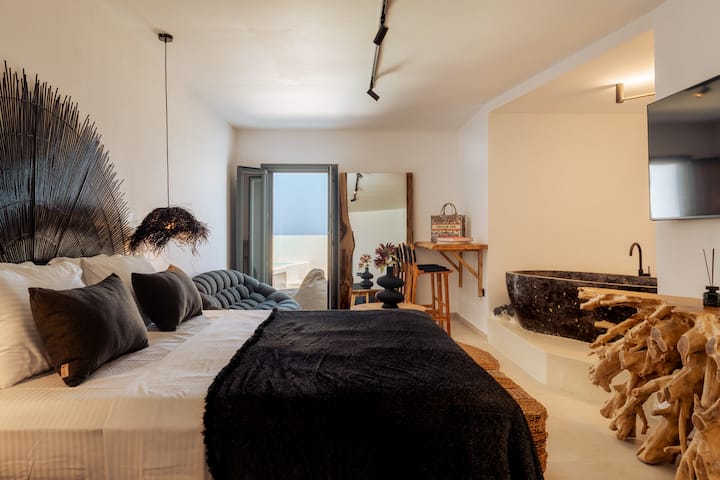 Deluxe Suite Sea View & Hot-tub | Gazelle Living - Santorini