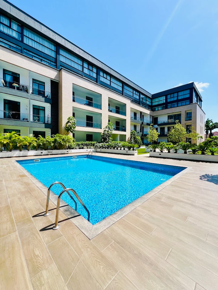 Luxury 1-bedroom Apartment – Pool, Gym & Bistro - Ghana