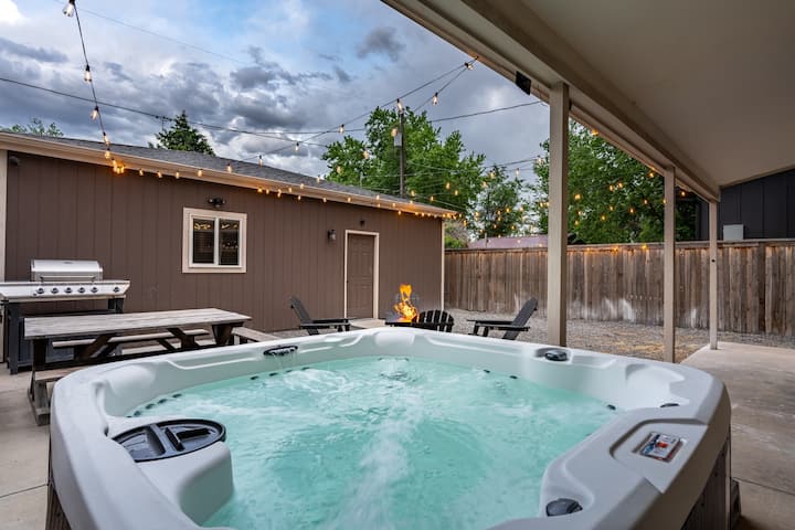 Modern Central Denver Home: Hot Tub & Big Kitchen - Denver, CO