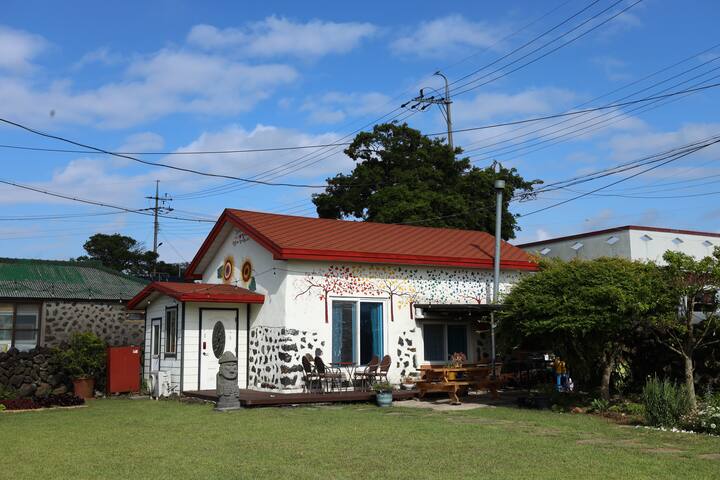 제주 감성 돌담집, 불멍·숯불 바비큐 가능한 독채숙소 제주섬돌 - Jeju-si
