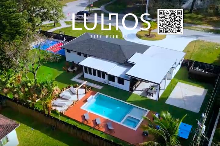 Luxury Miami Escape: Pool, Courts & Bbq Fun - Sunny Isles Beach, FL