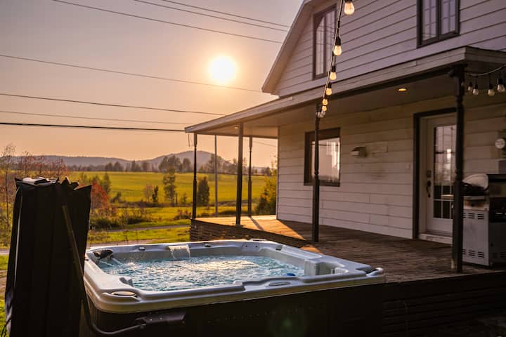 Campagne, Vue Sur Les Montagnes, Bain à Remous - Quebec