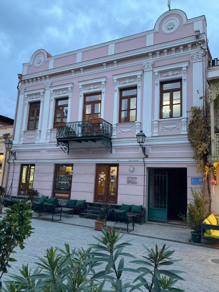 Grand Tbilisi 4-bedroom Apartment In Centre - Tbilisi