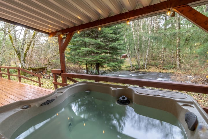 Creekside Retreat Offering 2beds-2baths+hot Tub - Ashford, WA