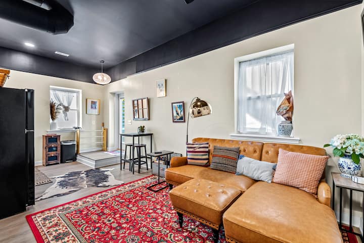 An Upscale Retreat Across From The Beach - 科洛尼爾比奇