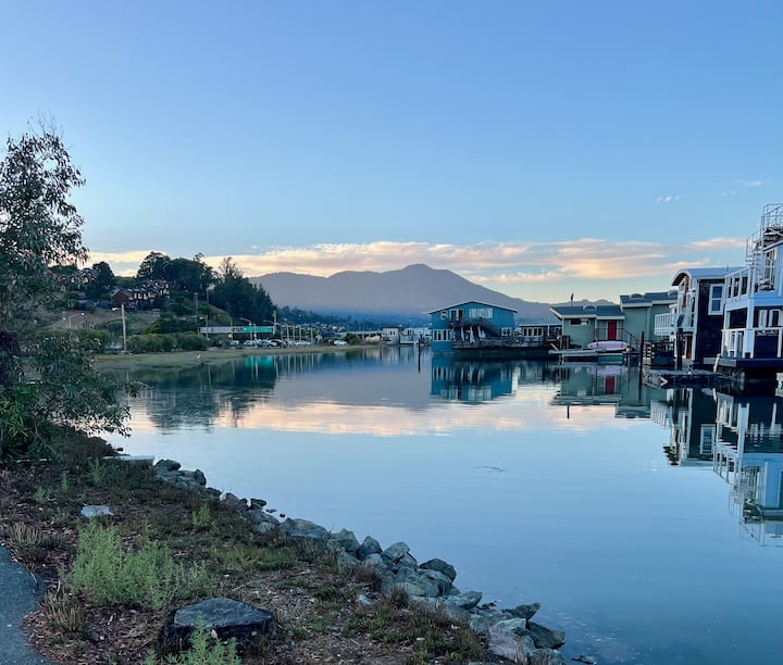 Houseboat
'The Nautilus'
(Entire House) - Sausalito, CA