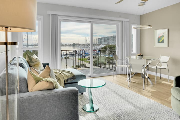 Waterfront Views & Deck 2br2ba - Coronado, CA
