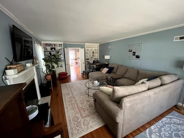 4br, 2.5ba Located 1.5 Mi From Notre Dame! - South Bend, IN