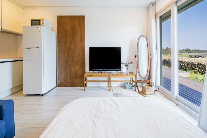 커플룸 3호#예쁜 커플숙소#초원뷰#한라산10분#송당 동화마을#함덕/세화#넷플릭스#디즈니+ - Jeju