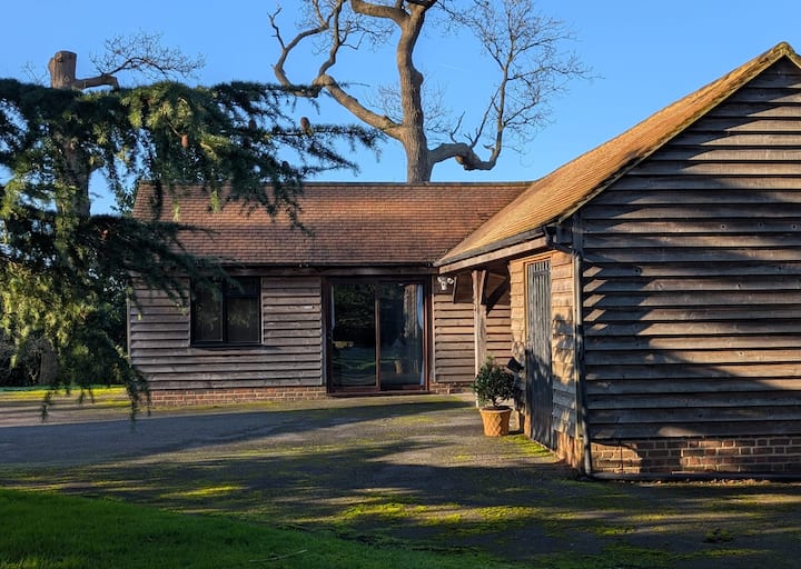 Oak Beamed 'Office' In Betchworth, Surrey - Dorking