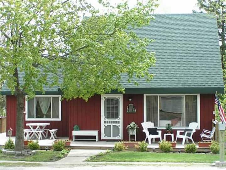 Apple Tree Cottage - Pentwater, MI