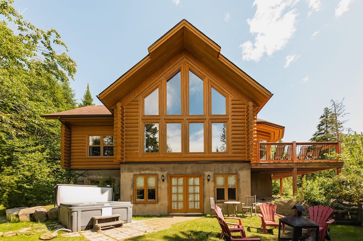 Fiddler Lake Resort: Luxury Chalet + Hot Tub - Saint-Sauveur