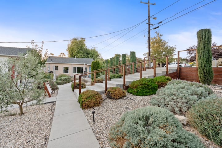 Beachy Bungalow Close To Downtown, Tin City & More - Templeton, CA