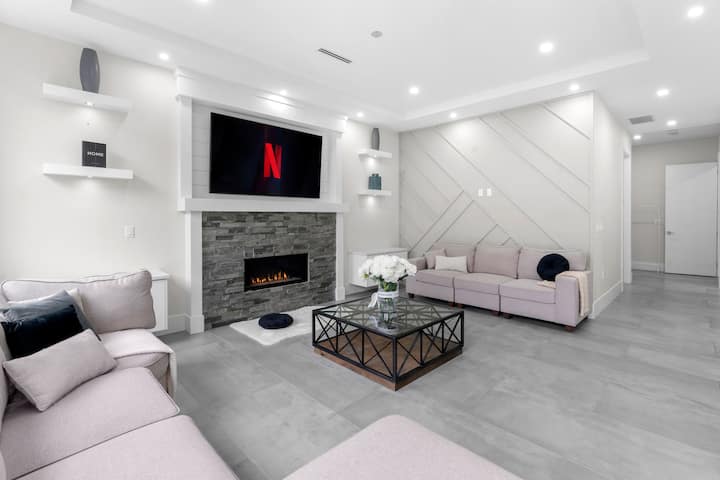 Contemporary Luxury Modern Charming Retreat - Langley, BC