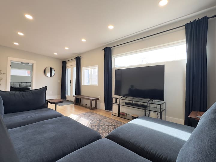 Spacious Luxury Denver Home With Hot Tub - Denver, CO