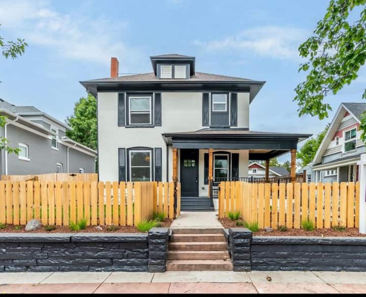 Spacious Luxury Denver Home With Hot Tub - Denver, CO