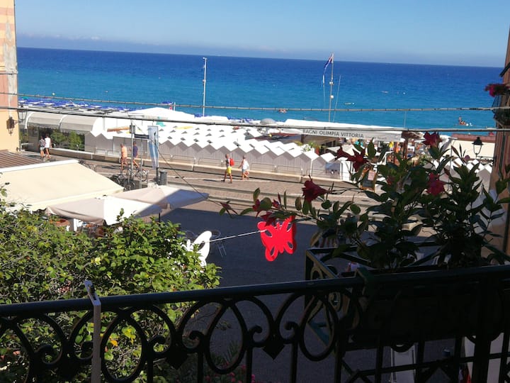 Seafront Apartment - Celle Ligure