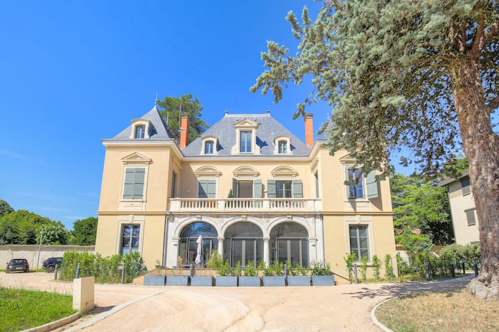 Château/appartement 2 Chambres/terrasse/parking - Écully