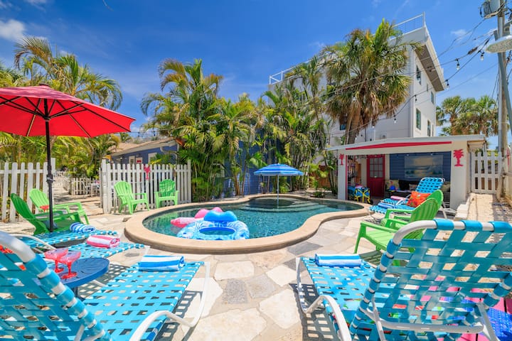 Beach Access! Private Pool! Whole House 2 Kitchens - Indian Rocks Beach, FL