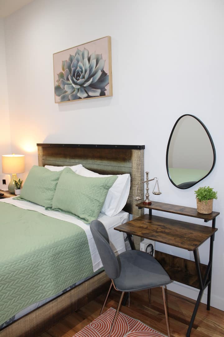 *Williamsburg Gem* A Private Scholes Street Suite - Brooklyn, NY
