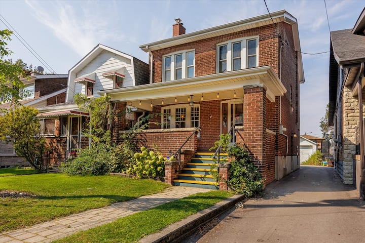 Colourful & Cozy 3-bed Home With Backyard Oasis! - Toronto