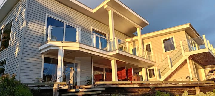 Luxurious Waterfront Accommodation - Dunedin