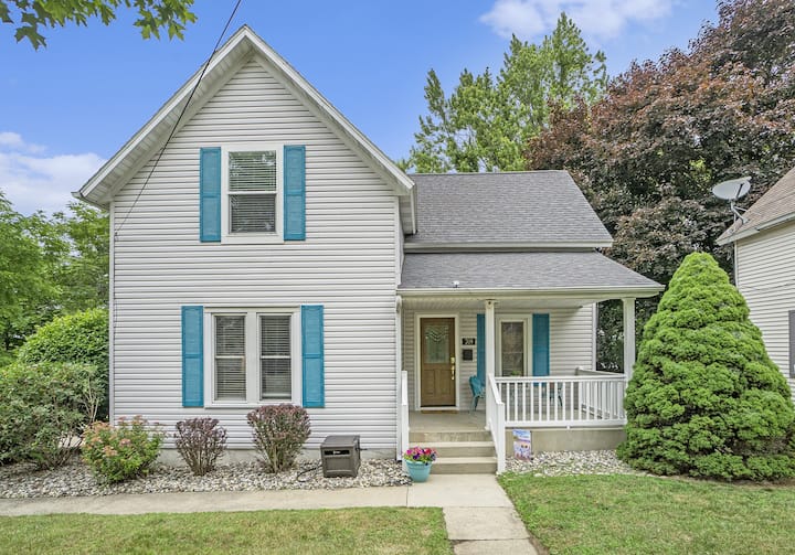 Turquoise Shutter House 3 Blocks To Town, Fire Pit - South Haven, MI