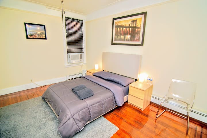 Cozy Apartment In Heart Of Residential Astoria - Queens