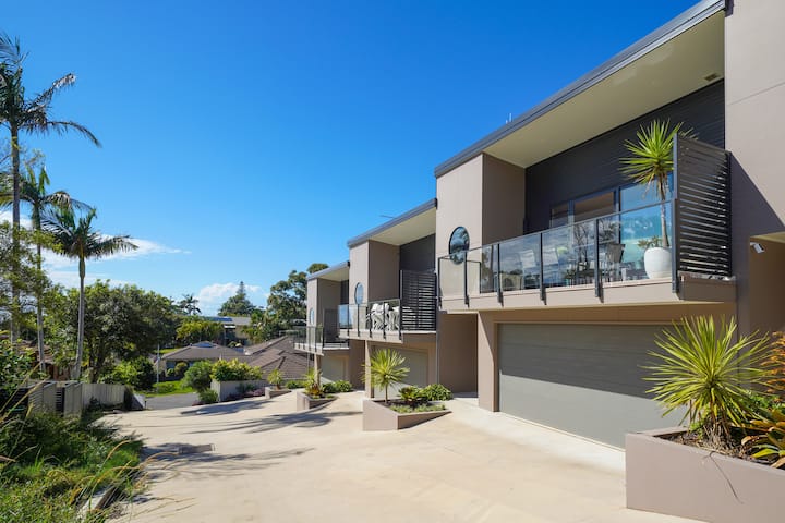 Sunny Beach Getaway With Water Views - Port Macquarie