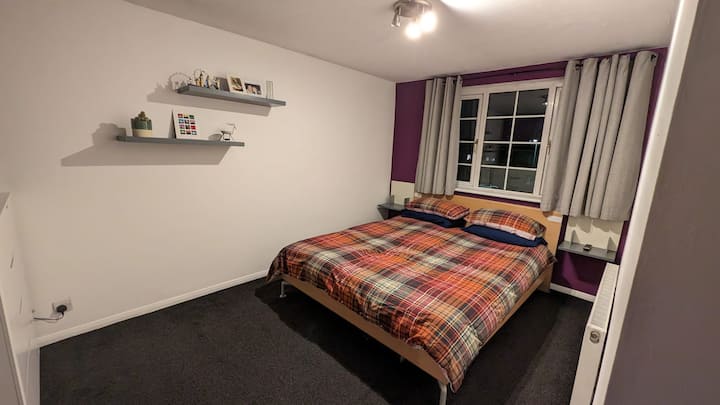 Spacious Room With King Size Bed & Desk - Brentwood