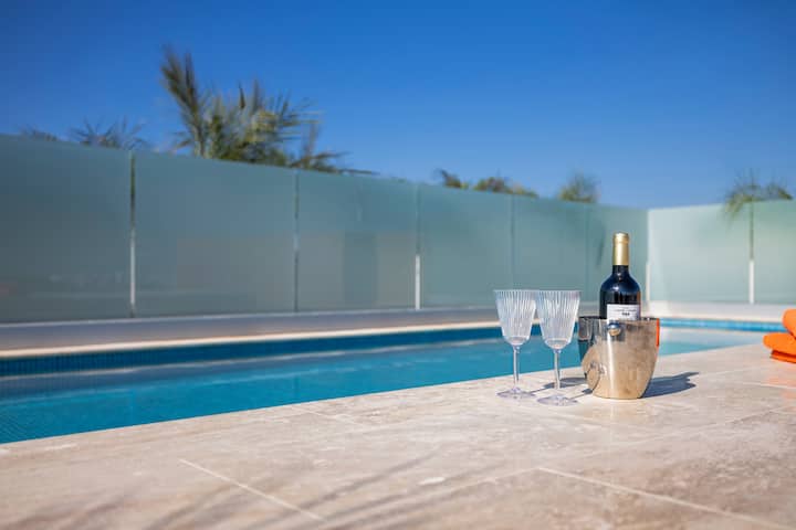 Contemporary 3br Maisonette, Rooftop Pool - Malta