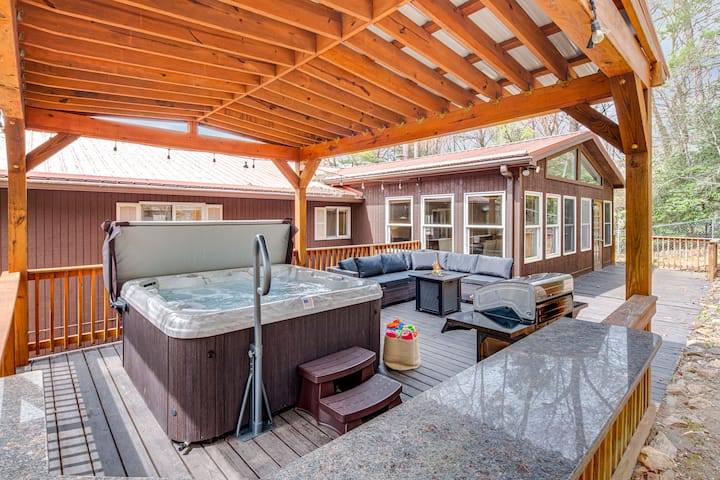 Mountain Retreat: Hot Tub, Arcade & Fire Pit - Asheville, NC