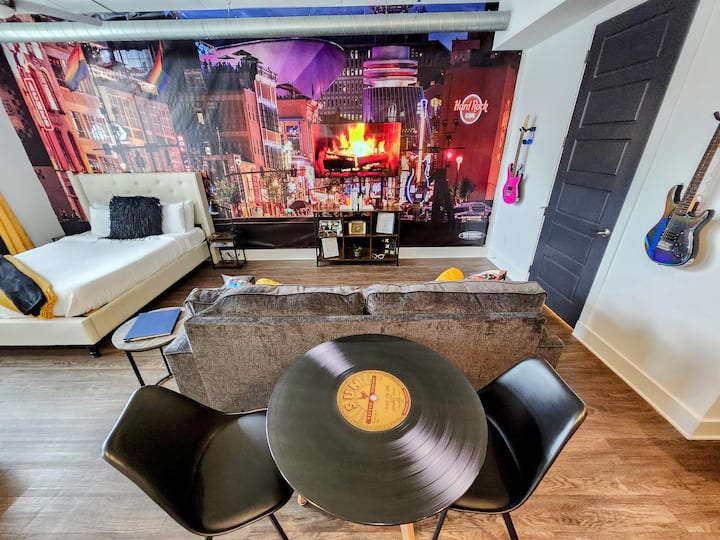 Music City Stay | Walkable + Pool + Parking - Nashville, TN