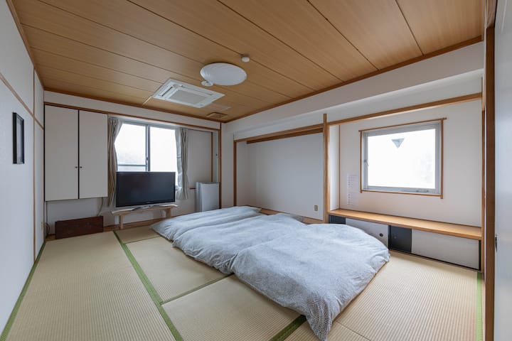 栗林公園すぐ。友達や家族で泊まれる畳の部屋です。さぬきうどんの朝食付き - Takamatsu