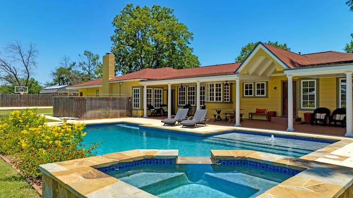 Sunshine Haus-5/3, Slps 14, Large Hot Tub & Pool - Fredericksburg