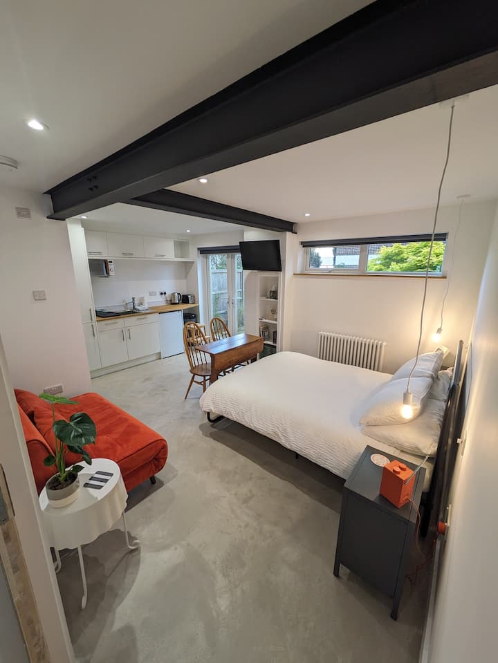 Central Southsea Garden Studio + Off-road Parking - Southsea