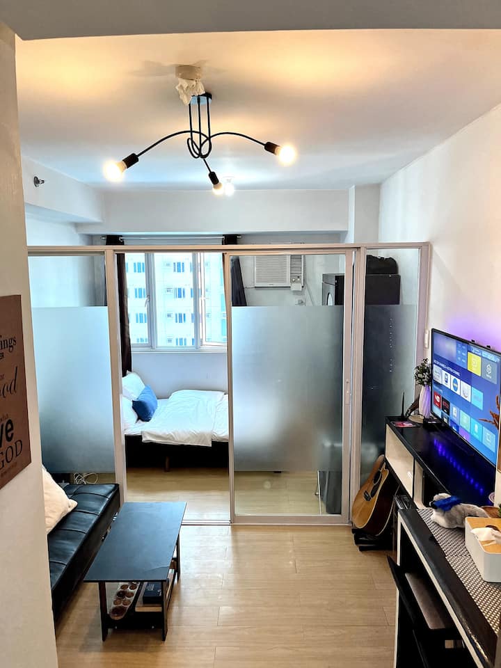 Work-ready Pool View Stay| Fast Wi-fi + Netflix Qc - Quezon City