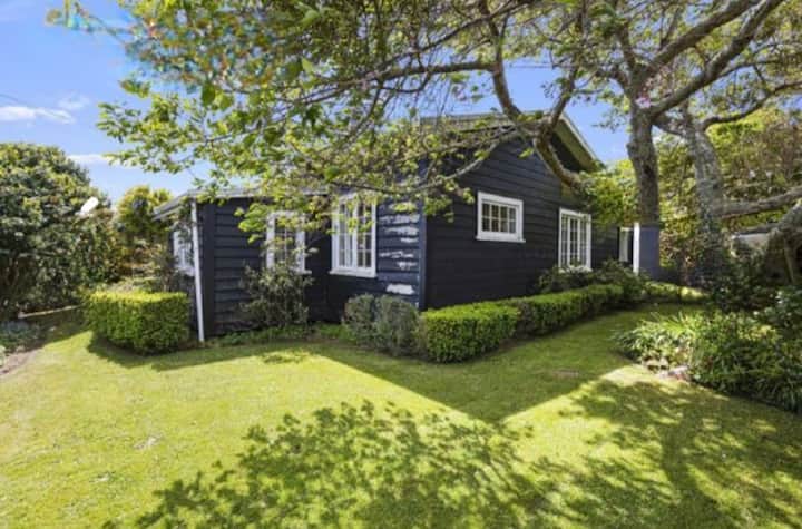 "Eclectic 3 Bedrom Cottage" - New Plymouth