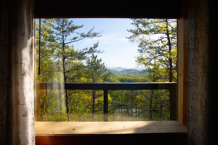 Lookout Point - Firepit, Pickle Ball, Balcony, Pet - Pigeon Forge, TN