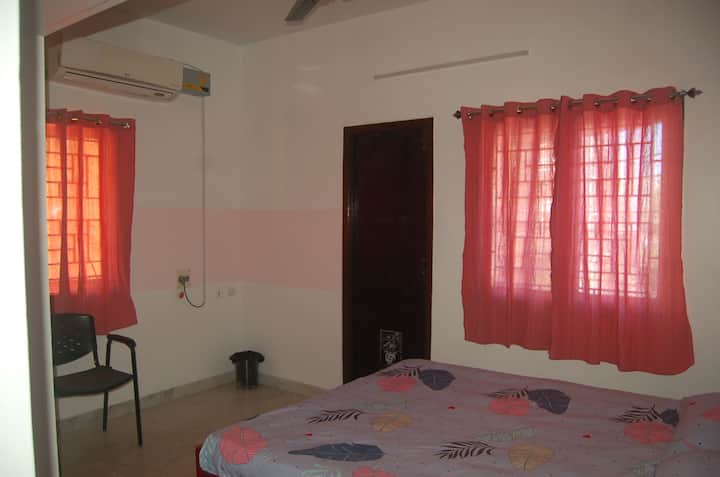 Youngwine @Virugambakkam (Couple-friendly) - Chennai