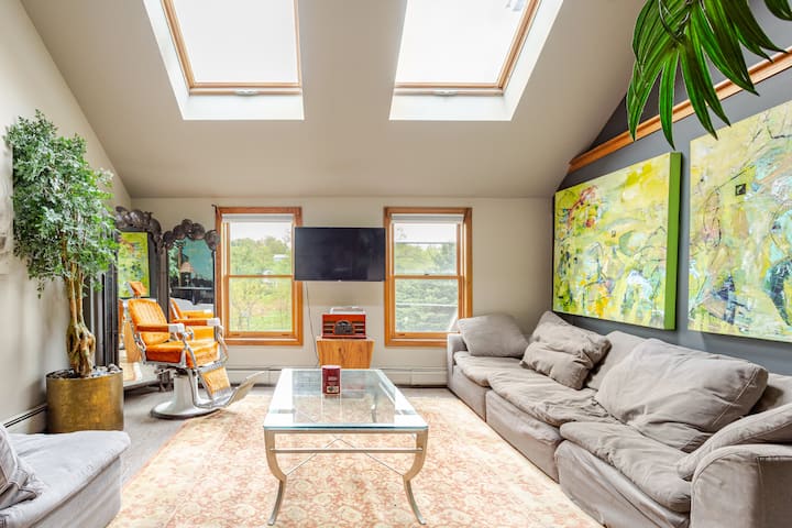 Zenbarn Full House: Epic Vt Music &
Adventure Stay - Waterbury Village Historic District