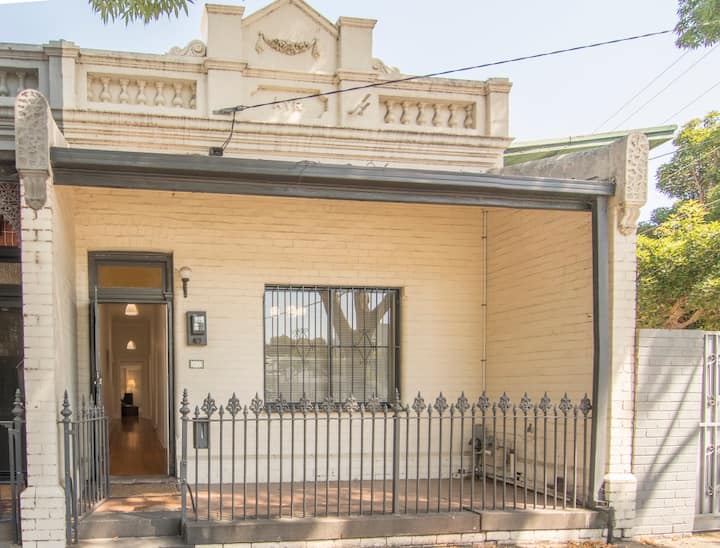 Melbourne Escape: Close To Cbd And Beach! - Melbourne Sports Centres - Lakeside Stadium